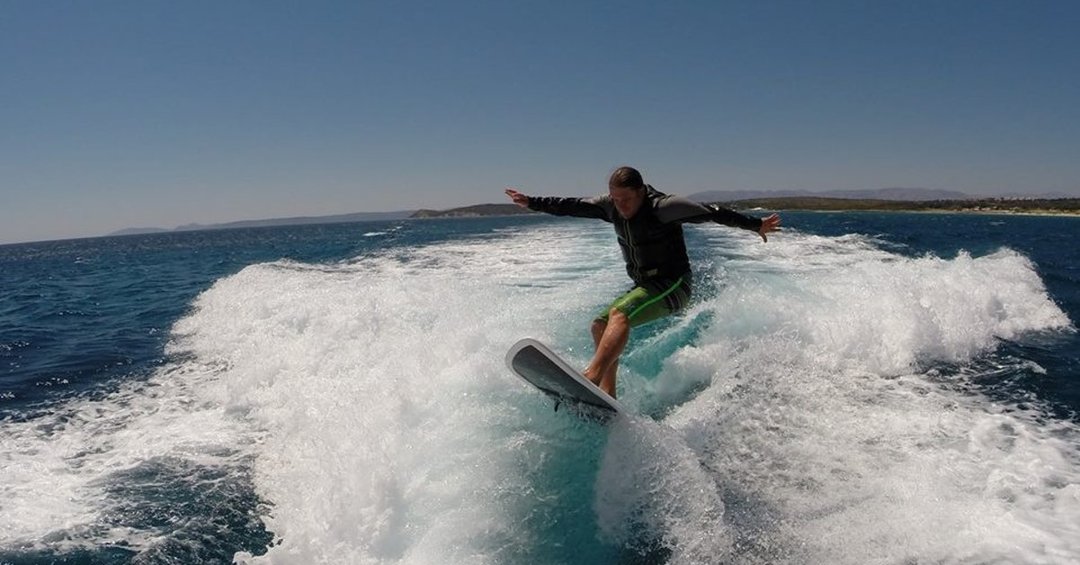 How To Handle A Boat s Wake GetMyBoat Tips